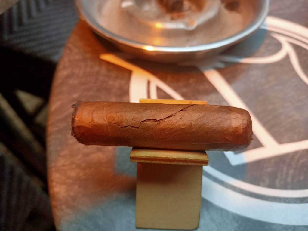 Fixing a Cracked Cigar: A Step-by-Step Guide - Ciglue